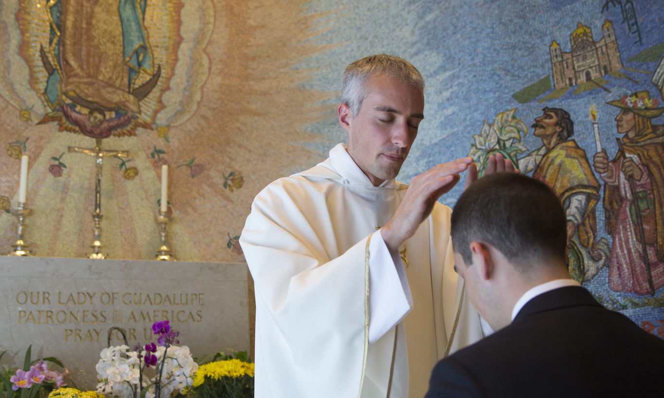 A first priestly blessing | Dominicana